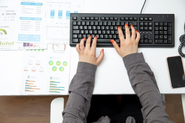 Manual vs. Digital Data Entry: Which One is Better? - eendigo